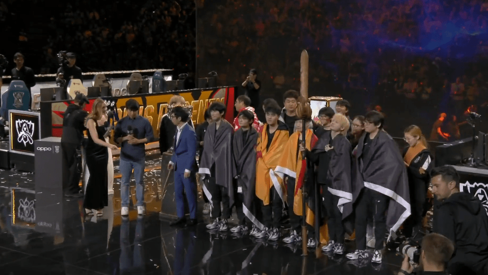 国外女主播推特立Flag：G2夺冠世界赛，穿G2队服拍欧美动作片_网友