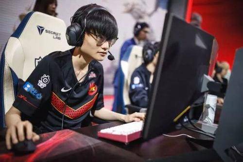 LOL：Doinb有多有钱？糖小幽自拍曝光1400平米豪宅，在家仿佛度假_选手