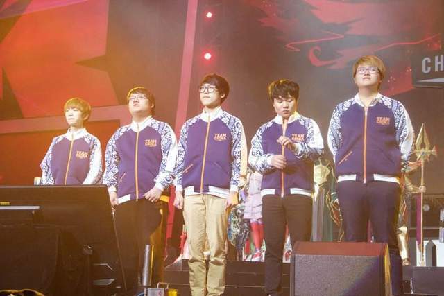 LPL历届出征服大赏：S8是设计师审美巅峰，今年的最让人失望！_运动服