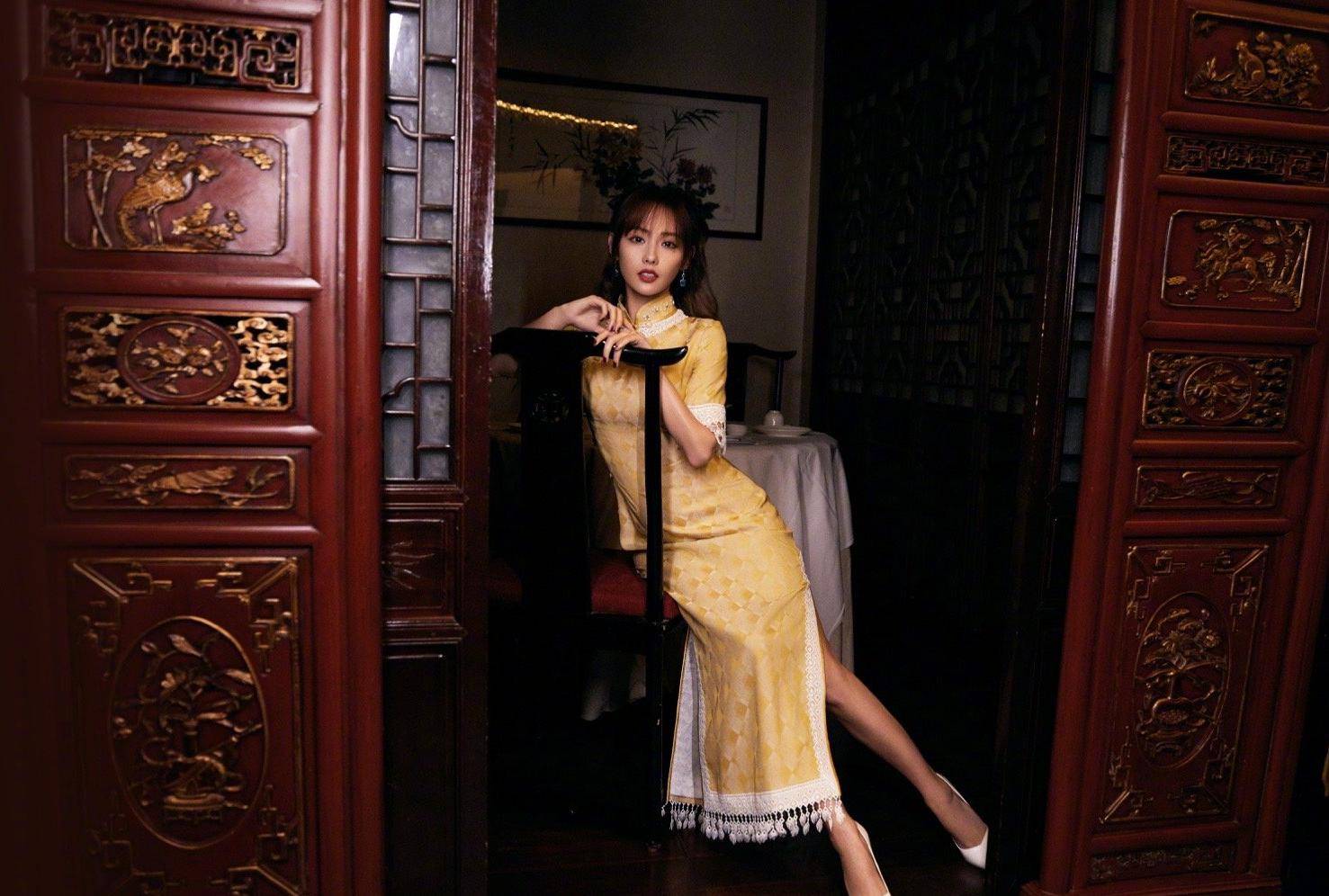 张嘉倪鹅黄色旗袍拍写真,眼神魅惑身姿曼妙,突显东方缱绻韵味 造型