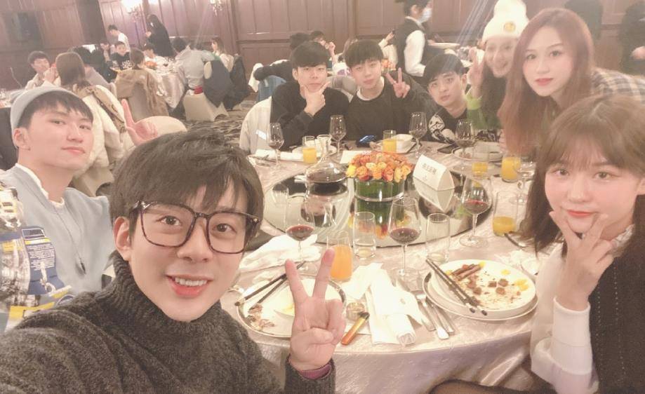 2021年LPL首个倒霉蛋！Mact才领了大红包，随后就被抬出解说席-搜狐大视野-搜狐新闻