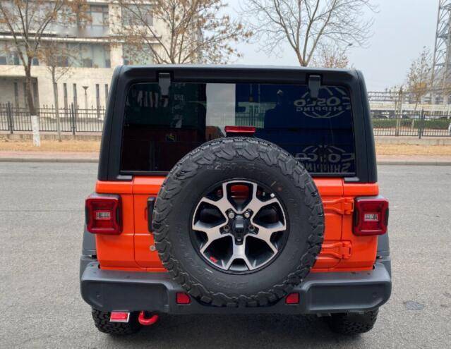 港口实拍新款jeep牧马人！2.0T+8AT，精致外观真帅气_搜狐汽车_搜狐网