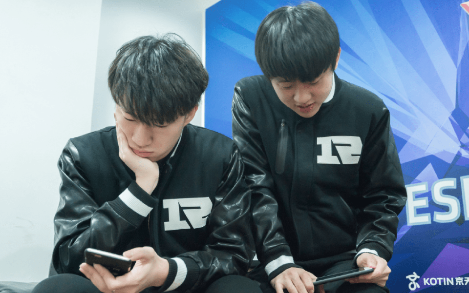 英雄联盟：JDG轻松击败RNG，却因BUG惹众议，游戏该不该重开？_Kanavi