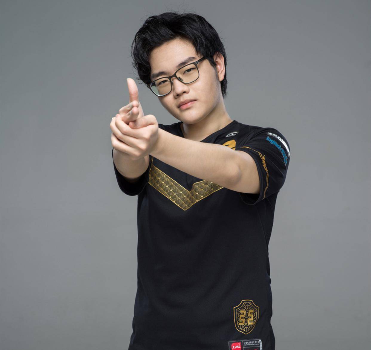 Betty状态火热，勇拿MVP，是否能接替UZI成为RNG的中流砥柱？_比赛