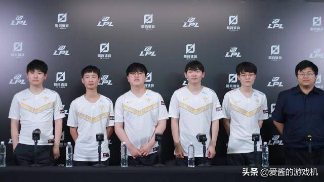 Uzi退役又来一个Samd?网友：V5的AD长相和比赛风格是uzi灵童转世_下路