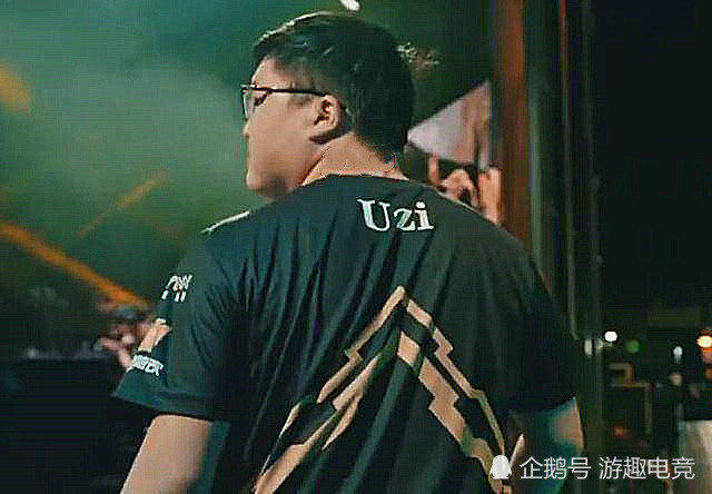 IG和FPX冠军皮肤画师为UZI绘制VN卡莎画像，待遇堪比S赛冠军_Uzi