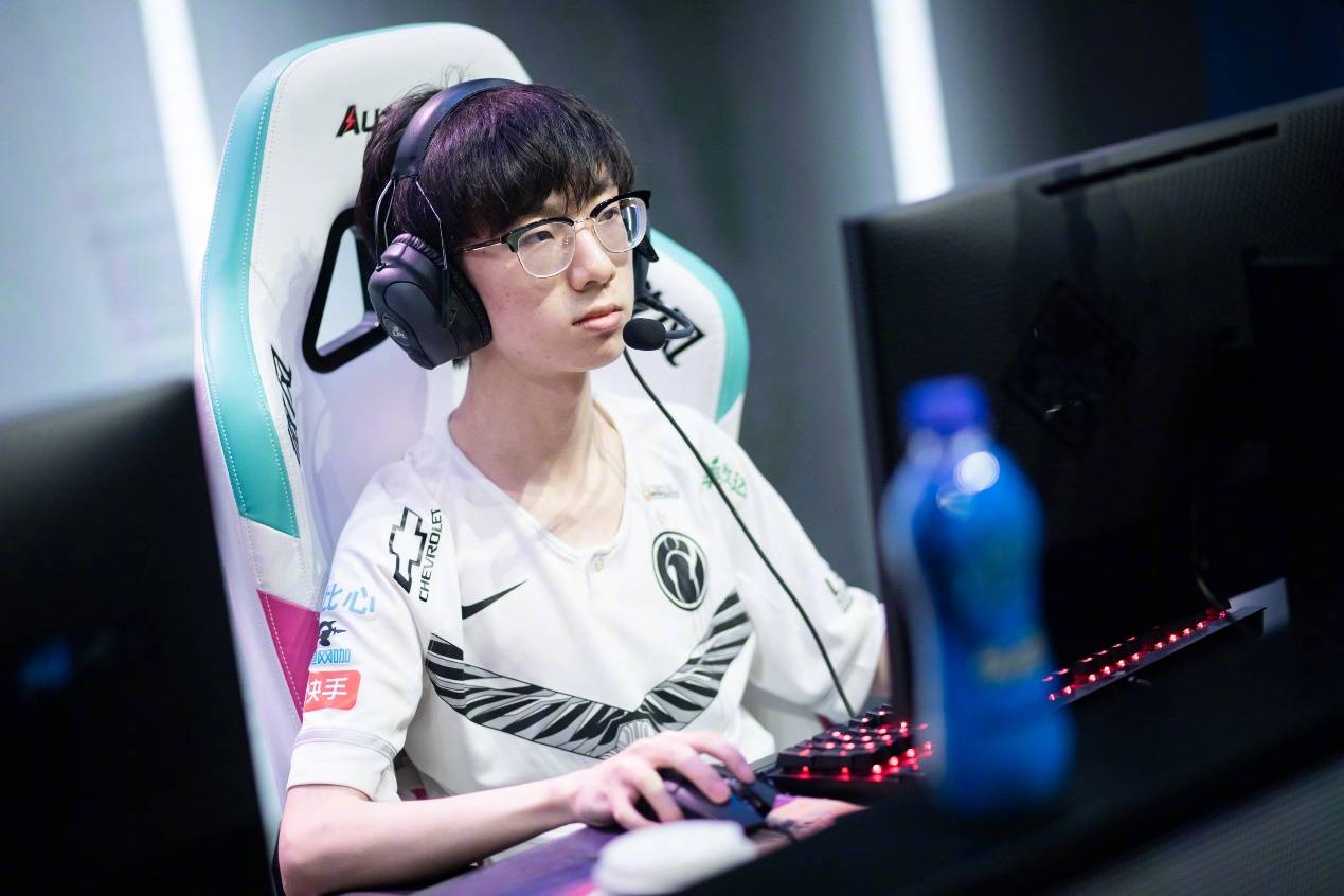 LPL：IG宝蓝生日BUFF对阵LNG坐稳首发，RNG能否战胜SN逐梦季后赛_比赛