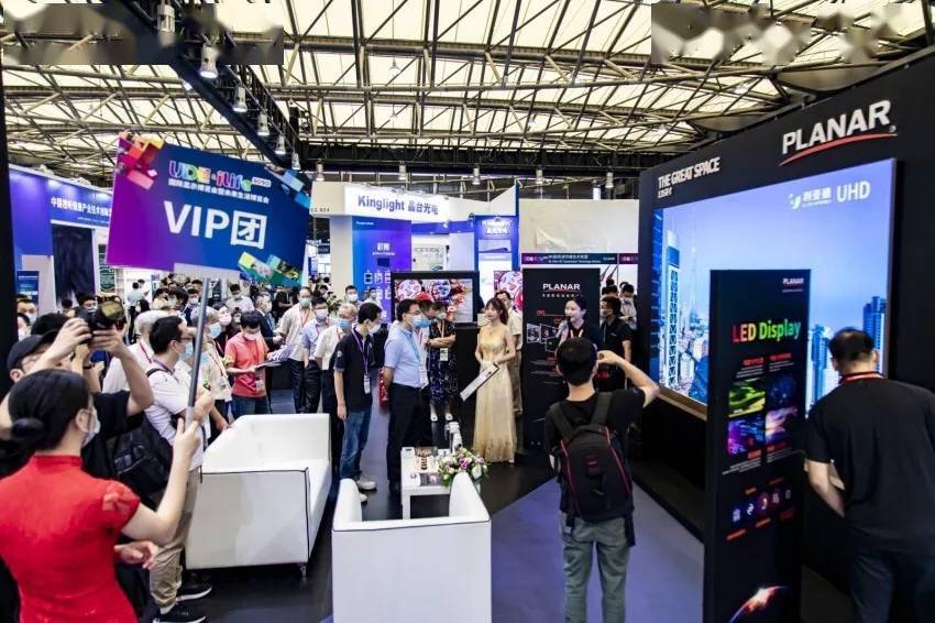 利亚德PLANAR全尺寸电视亮相UDE2020_搜狐汽车_搜狐网