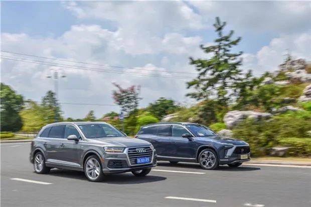 开着奥迪Q7 我们对比试驾了蔚来ES8_搜狐汽车_搜狐网