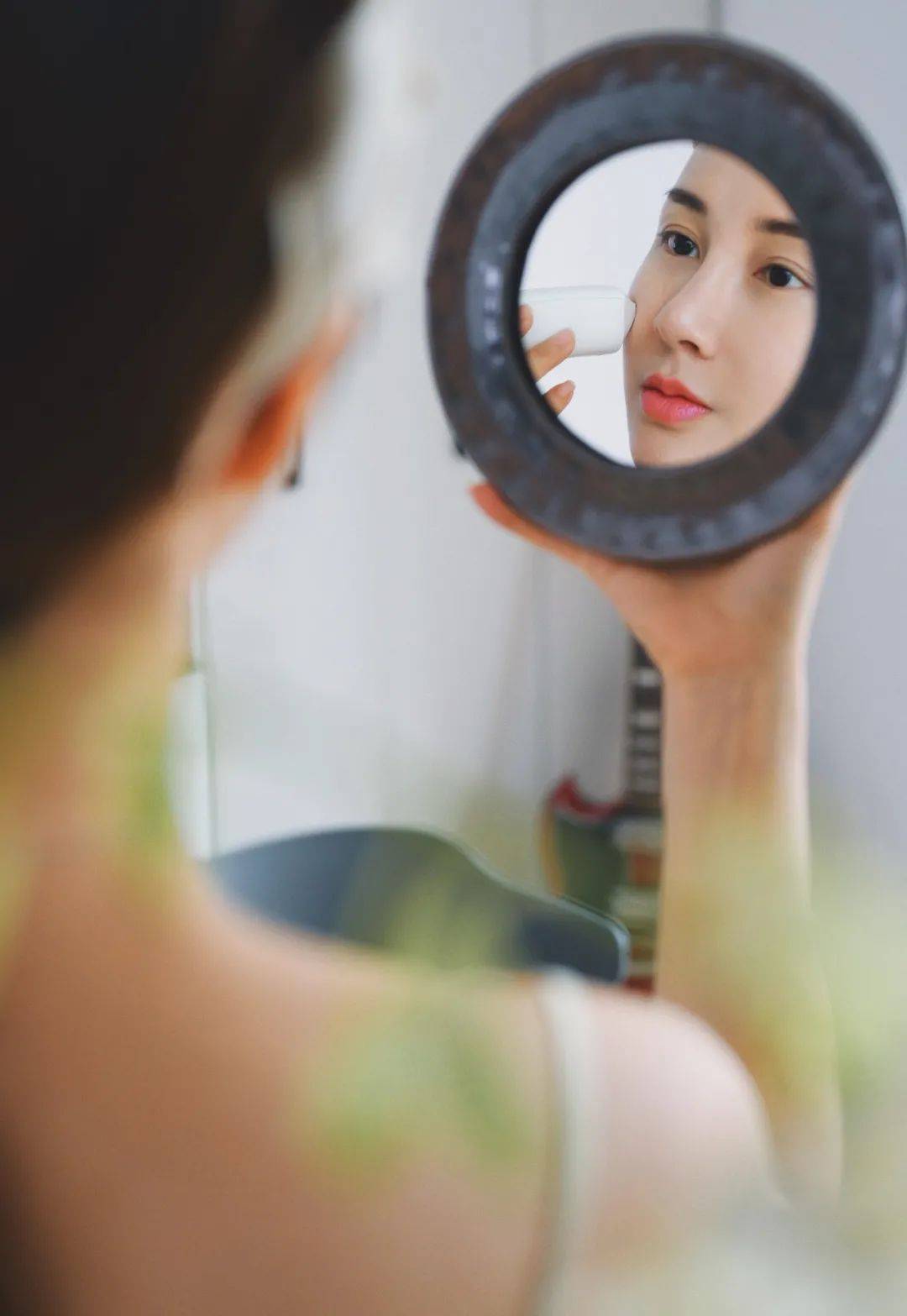 氛围感美人 | 斑点瑕疵女孩 How to be chic？-搜狐大视野-搜狐新闻