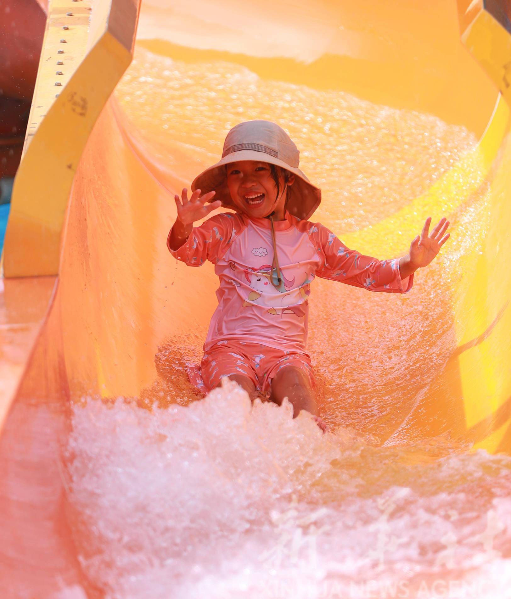 Play In The Water And Enjoy The Coolness In The Summer Xinhua News Play In The Water And Enjoy The Coolness In The Summer Xinhua News