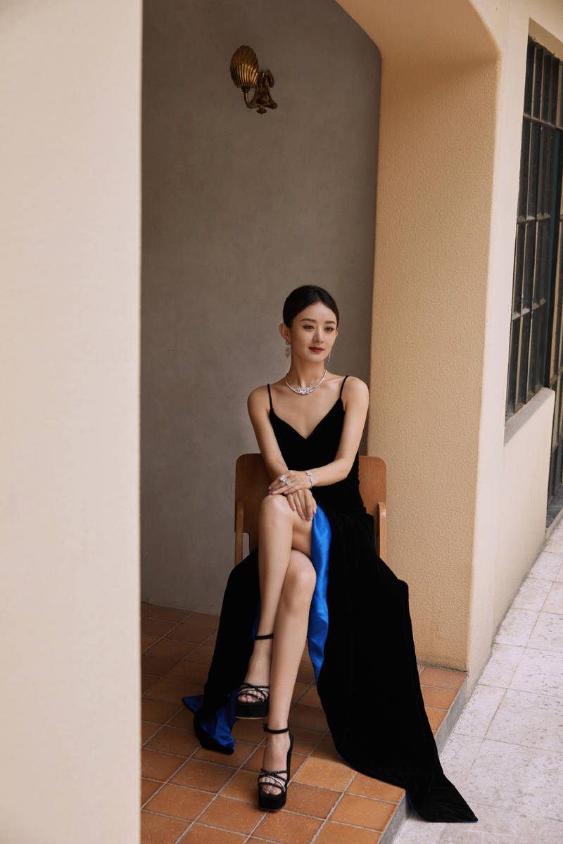 赵丽颖黑色深v裙秀事业线 交叉吊带展诱人美背 搜狐大视野 搜狐新闻