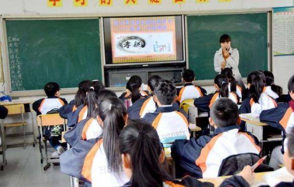 为啥初中大多都是异性同桌?班主任的用心良苦,家长们知道吗?孩子