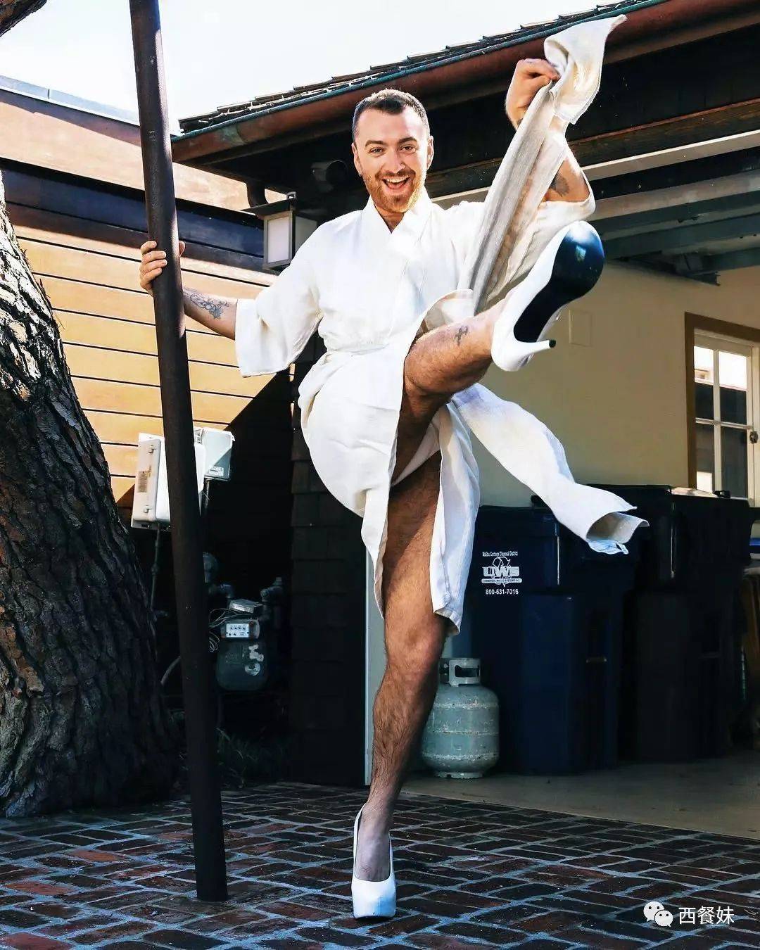 骚姆Sam Smith路边激吻毛绒新男友 他又是谁!?-搜狐大视野-搜狐新闻