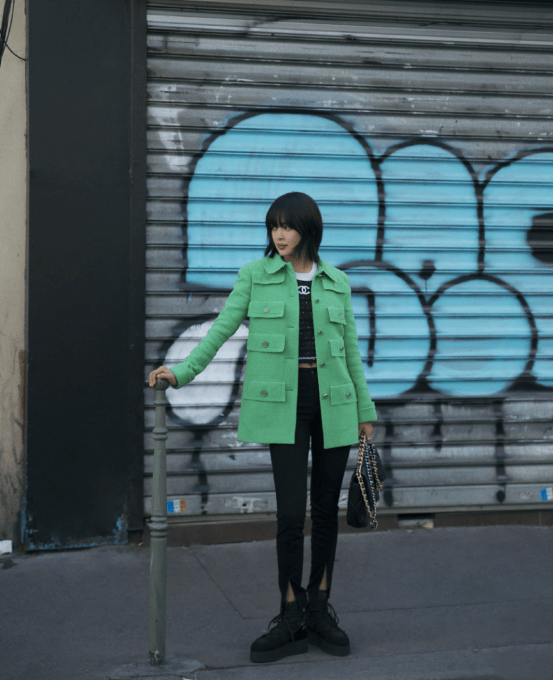 辛芷蕾的“龙须刘海”真减龄啊！穿小香风外套好少女，御姐变萌妹-搜狐大视野-搜狐新闻