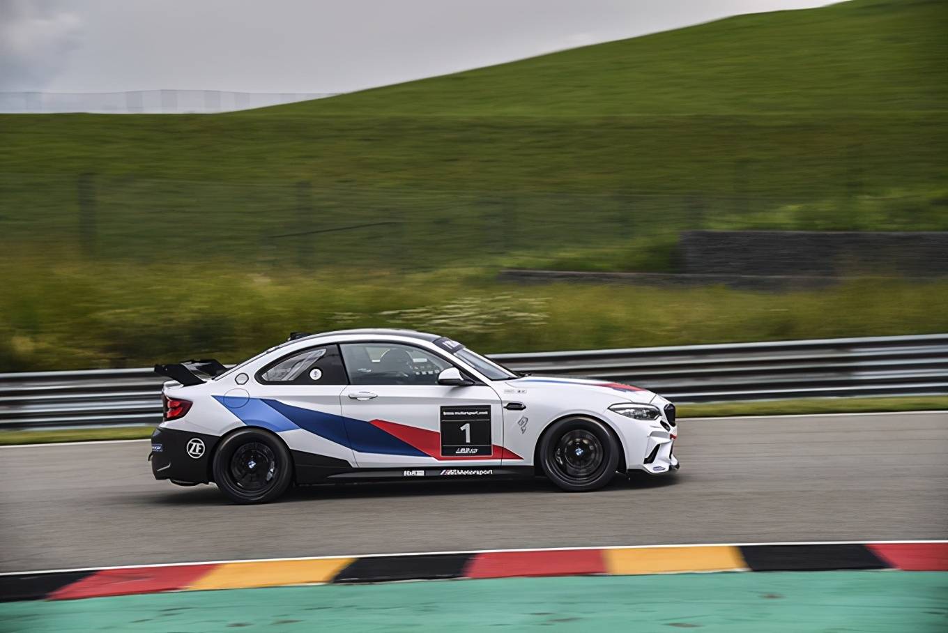 宝马M2 CS Racing，赛场“新玩具”，它有哪些升级？_搜狐汽车_搜狐网