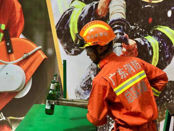 VR消防救援，亲身体验各种虚拟火灾场景_教育