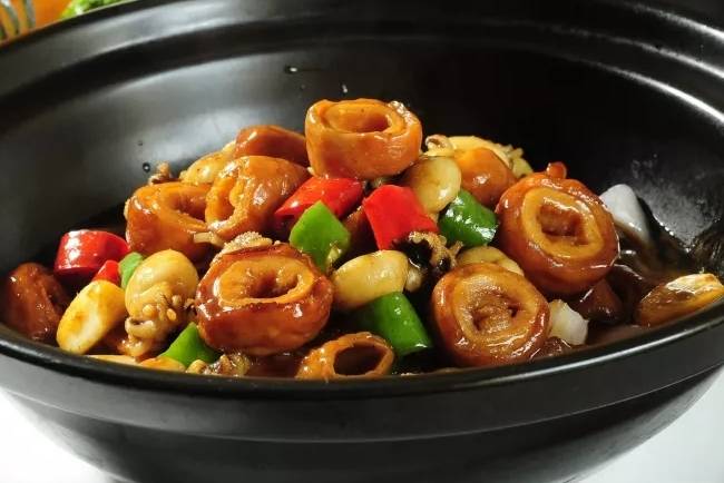 墨鱼仔肥肠煲_姜丁