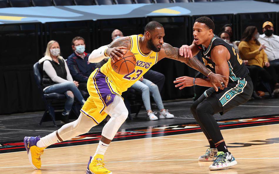 詹姆斯26+11，浓眉26+10，湖人94-92灰熊 NBA4连胜-搜狐大视野-搜狐新闻