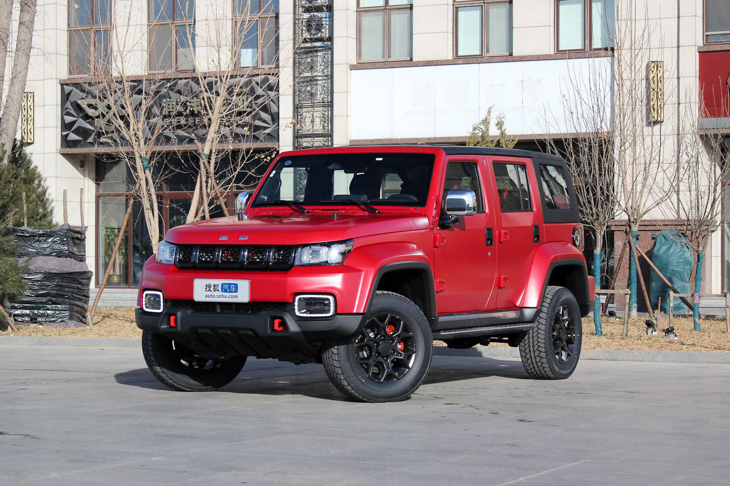 预售17.3万元起 北京BJ40刀锋英雄版新车实拍_方面