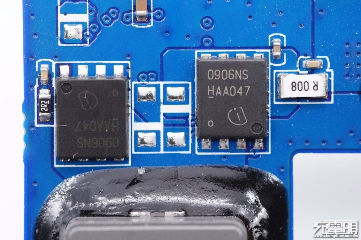 紫米20号快充移动电源拆解，内置三颗南芯SC8815升降压转换器_充电