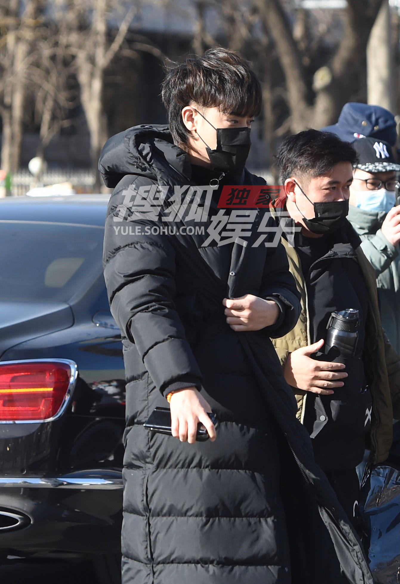 独家：央视春晚二次联排 李易峰朱一龙穿黑衣帅气-搜狐大视野-搜狐新闻