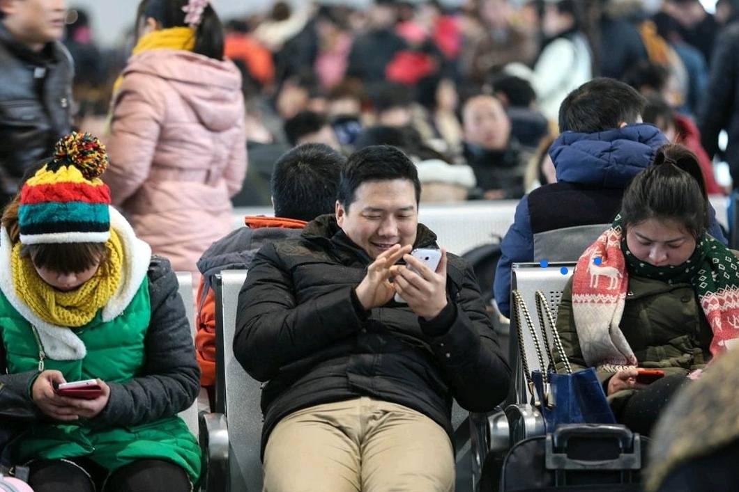 每天低头看手机，原来都是负重前行_少看