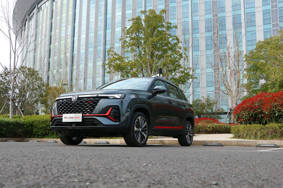 年轻人第一台SUV选它不会错，试驾2021款长安CS35PLUS蓝鲸版_搜狐汽车_搜狐网