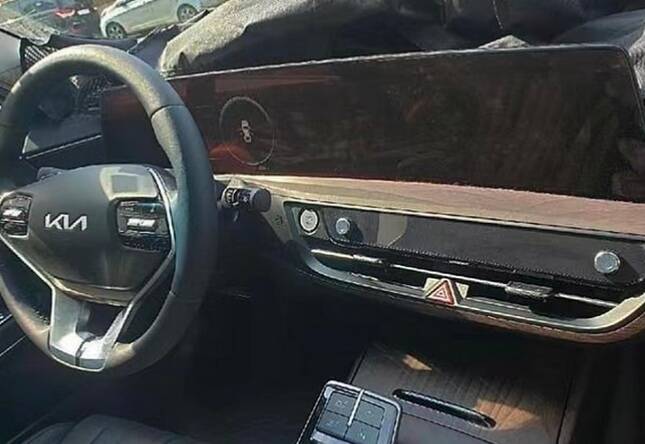 全新起亚K8亮相街头，奔驰同款大屏内饰+8AT，尺寸与奥迪A6看齐_搜狐汽车_搜狐网