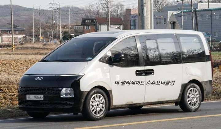 现代STARIA实车上路，造型时尚，很有未来感_搜狐汽车_搜狐网