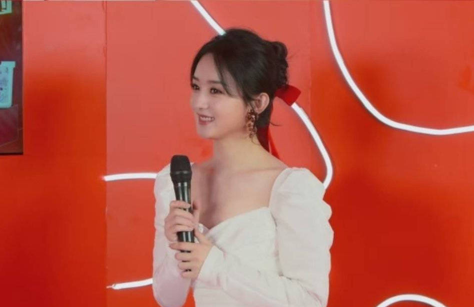 赵丽颖穿白裙配红丝带少女感足 对镜浅笑纯净清新 搜狐大视野 搜狐新闻