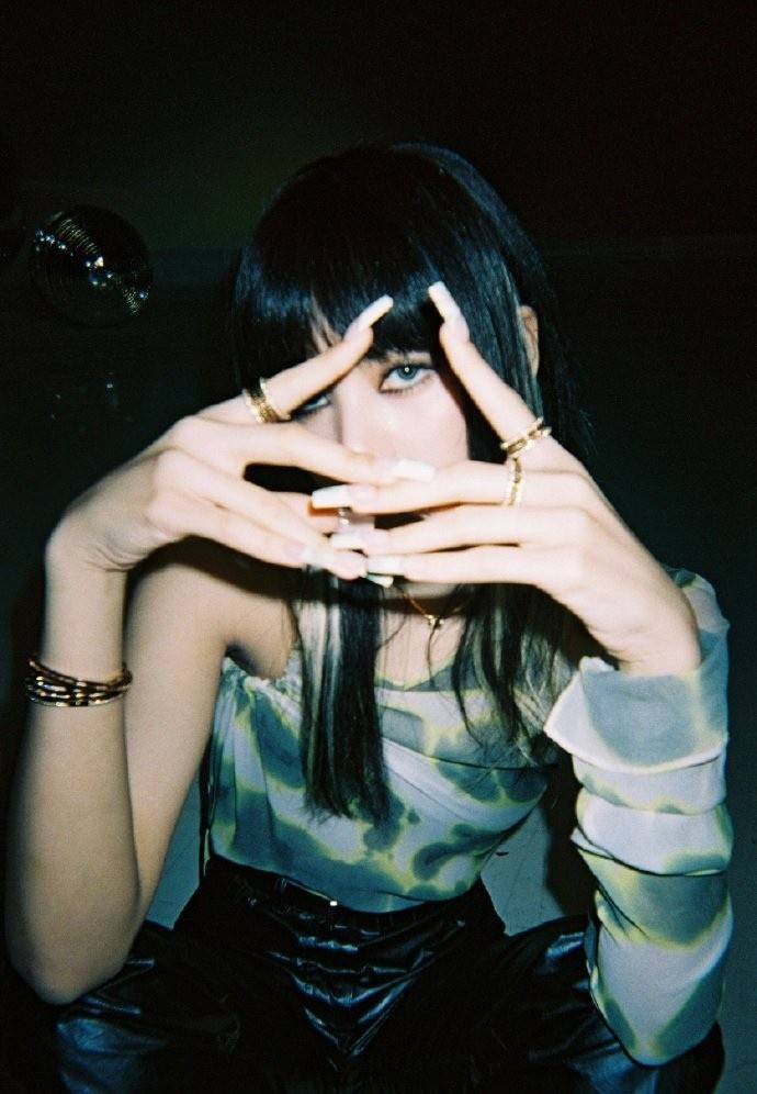 Lisa晒晚安照又被辣到，衣服看起来很华丽，难道是MV预告？_solo