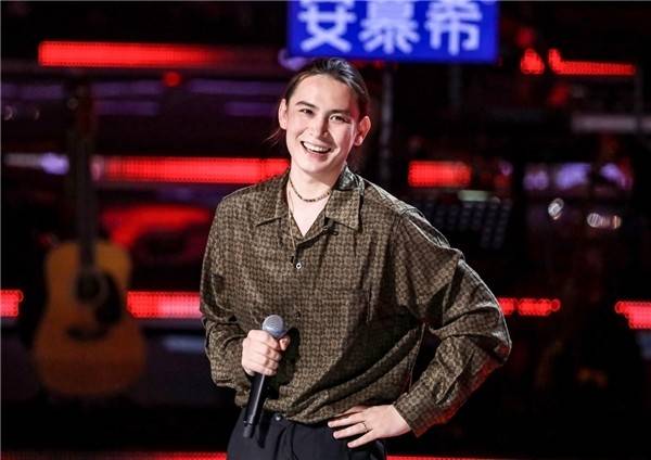 step.jad依加首战好声音2021获八位导师转身 治愈系嗓音惊艳全场_节目