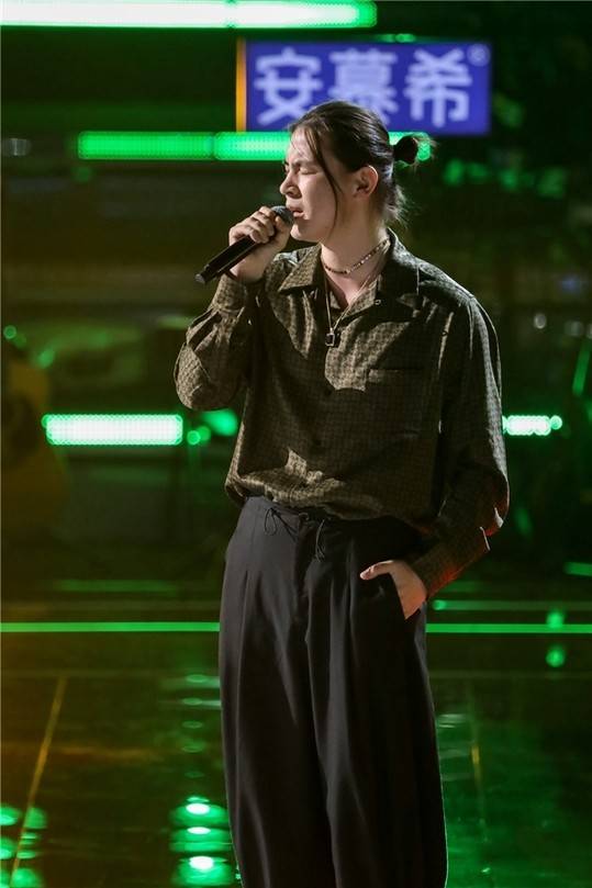 step.jad依加首战好声音2021获八位导师转身 治愈系嗓音惊艳全场_节目