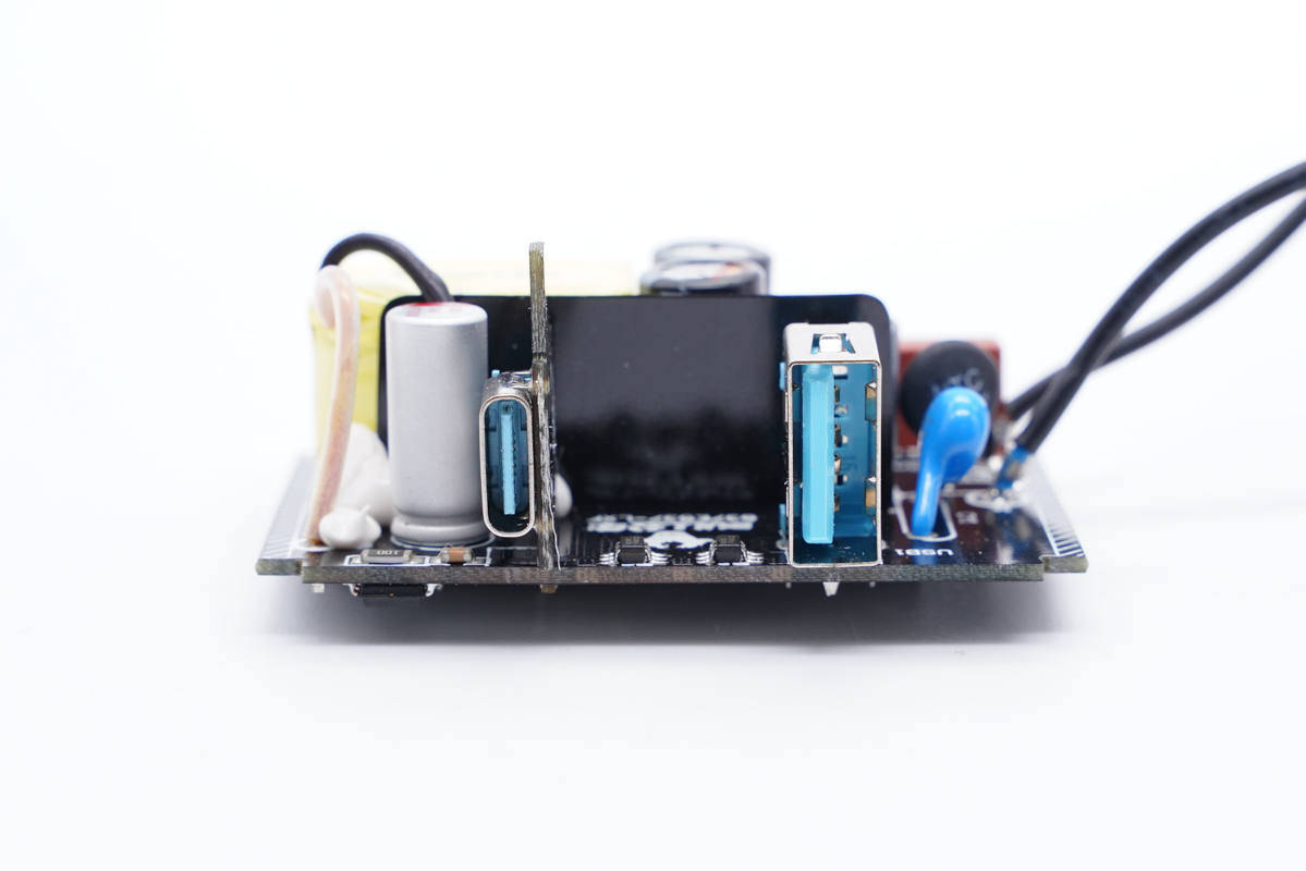 内置英集芯IP2726高性能协议芯片，公牛20W 1A1C快充插座拆解_输出