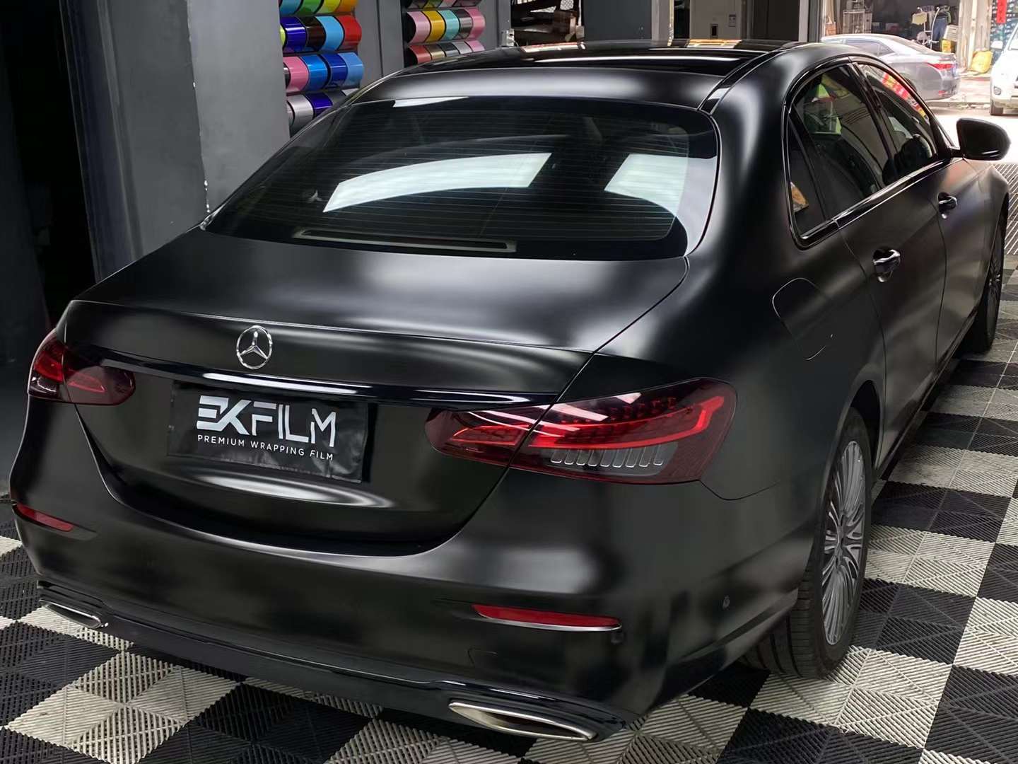 奔驰E300全车贴膜EKFILM-EK改色膜电光金属黑_搜狐汽车_搜狐网