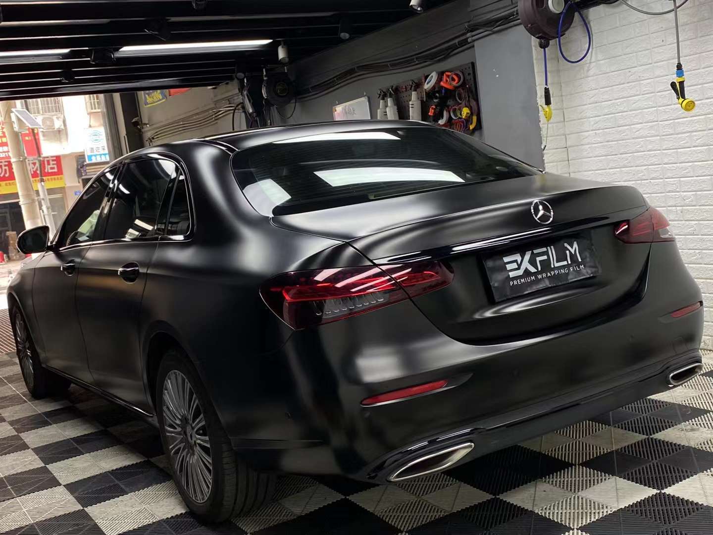 奔驰E300全车贴膜EKFILM-EK改色膜电光金属黑_搜狐汽车_搜狐网