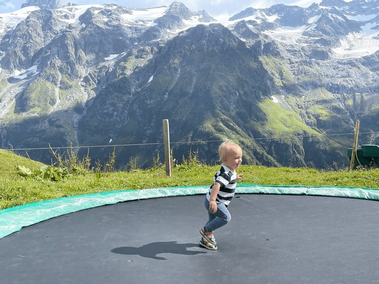 国外萌娃跟随父母环球欧洲 游遍6国令人羡慕-搜狐大视野-搜狐新闻