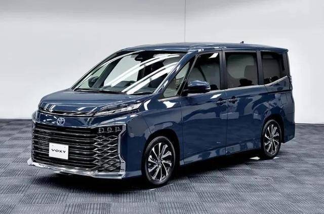面向刚需家庭紧凑型MPV，首代丰田Voxy亮相 | 乐惠车
