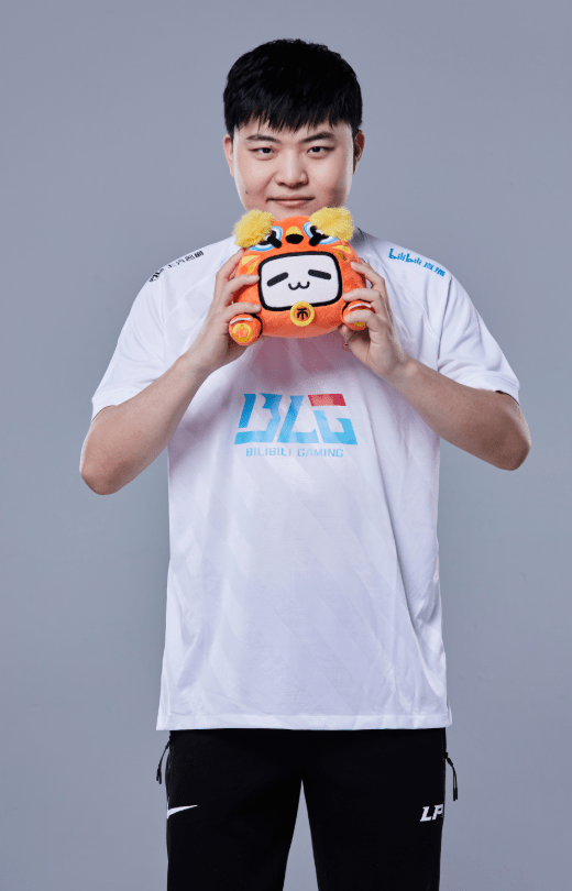 UZI终于要首发了！BLG对阵V5前一天，UZI回归登场训练赛_比赛_Doggo_选手