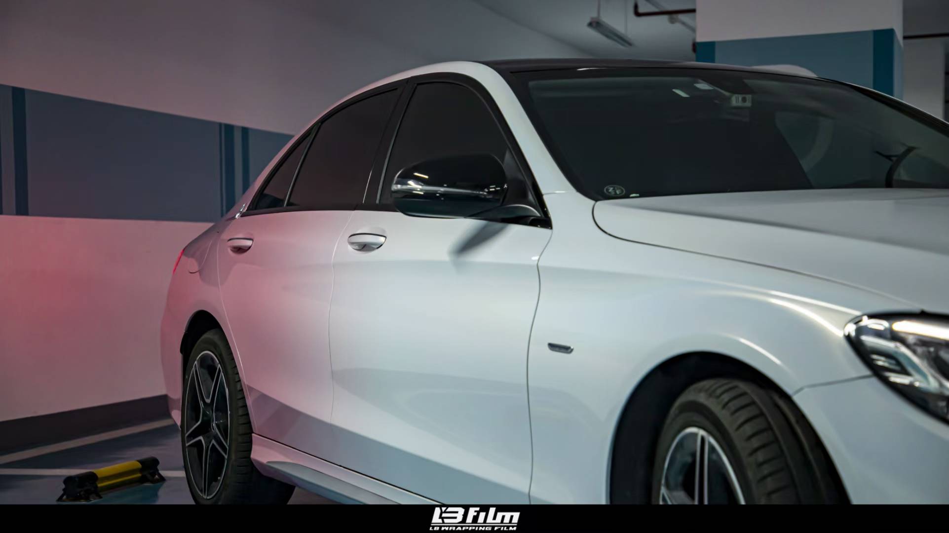 给女友定制的礼物，给几分？奔驰C260L改色镭射渐变喷绘膜LBFILM_搜狐汽车_搜狐网