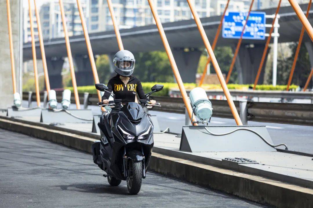 看，小姐姐也骑上了光阳KRV180_搜狐汽车_搜狐网