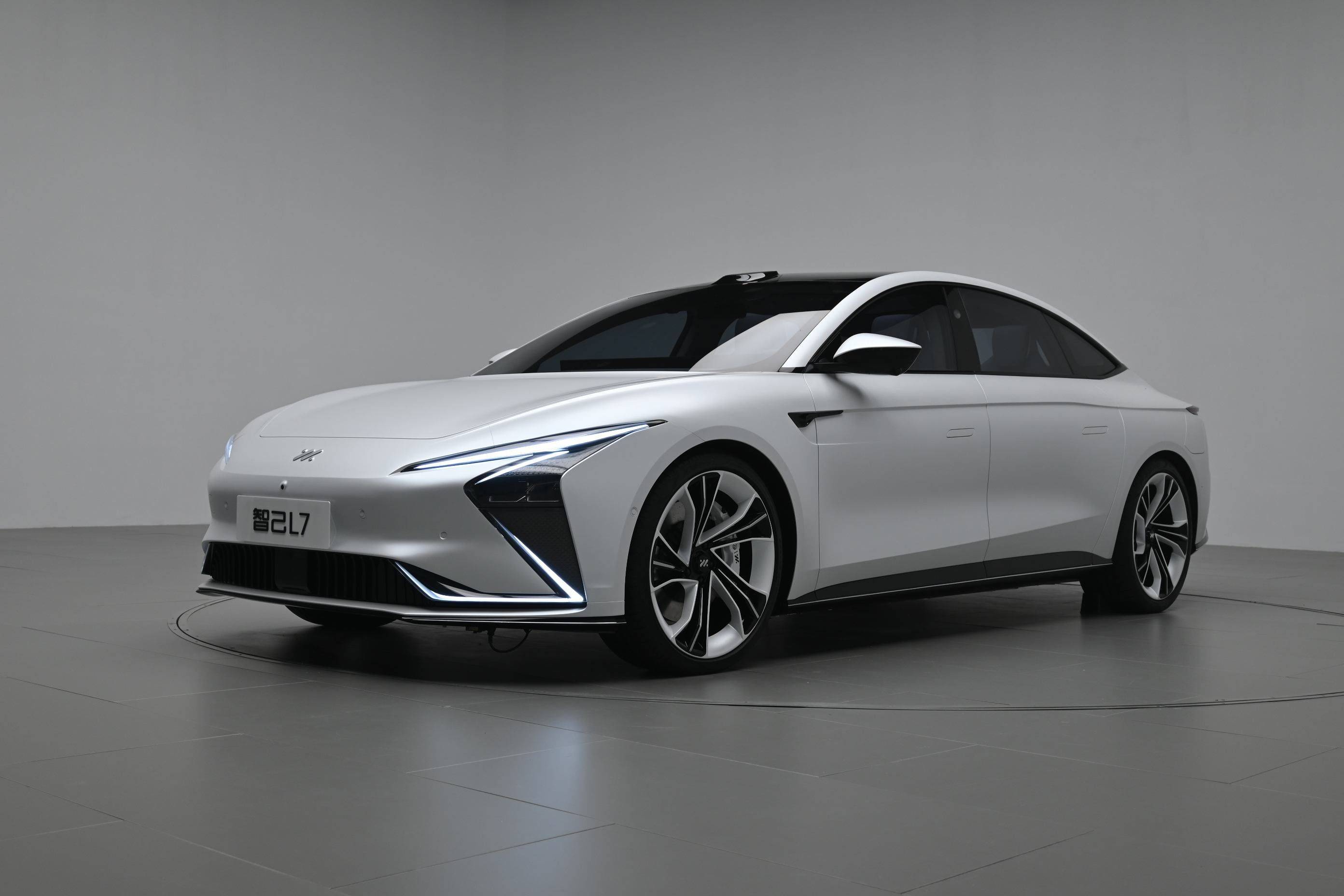 车灯可投影！智己L7正式上市：36.88万起对标蔚来ET7，续航615km_搜狐汽车_搜狐网