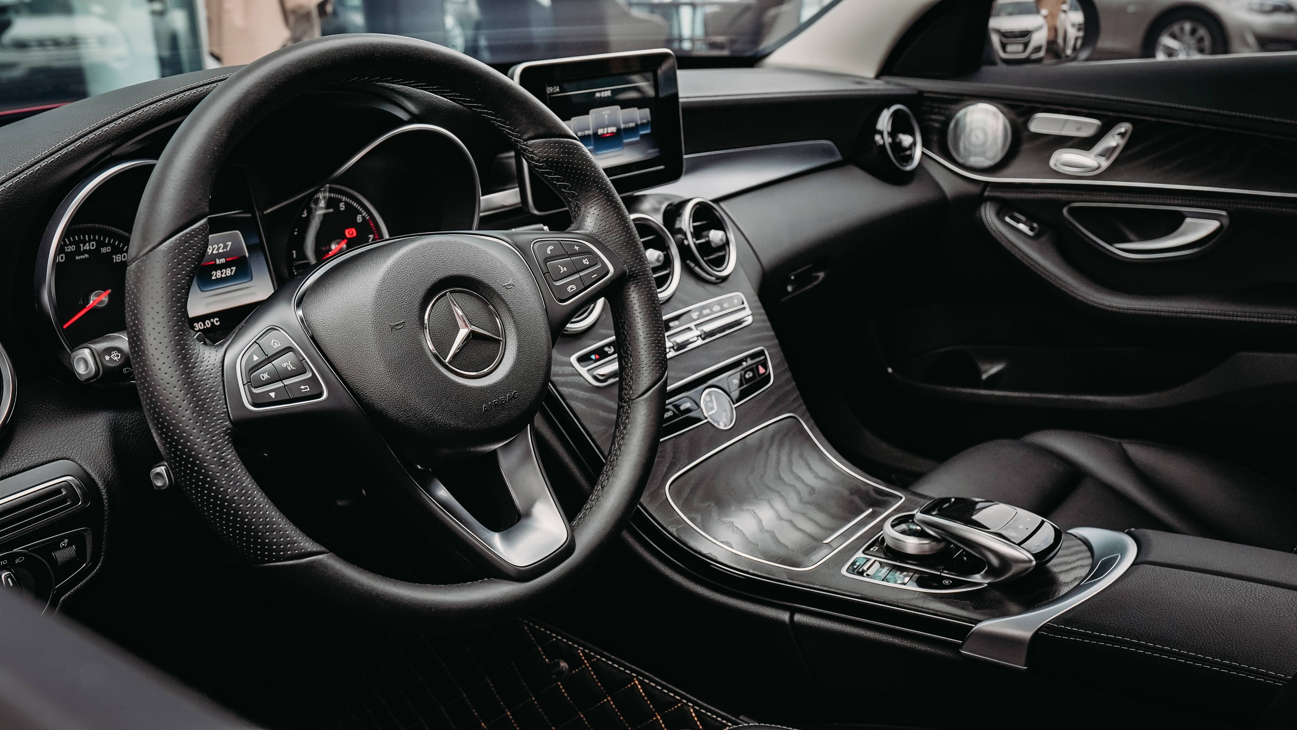 轴距近3米，2.0T+9AT，还是大标，年轻人首选！【奔驰 C200L 运动成就特别版】_搜狐汽车_搜狐网