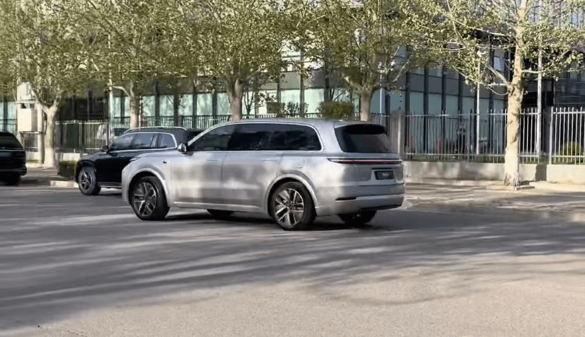 理想L9与宝马X7、奔驰GLS同框，气场不输，6座布局配小桌板+冰箱_搜狐汽车_搜狐网