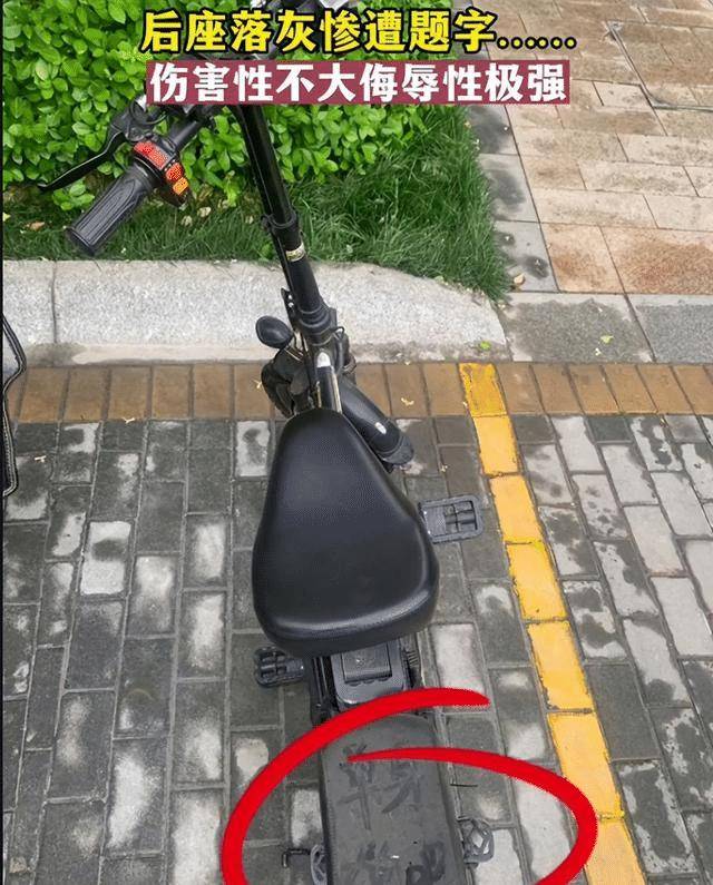 杀人诛心！男子电动车后座落灰，被路人题字： 单身狗吧”小伙女朋友灰尘