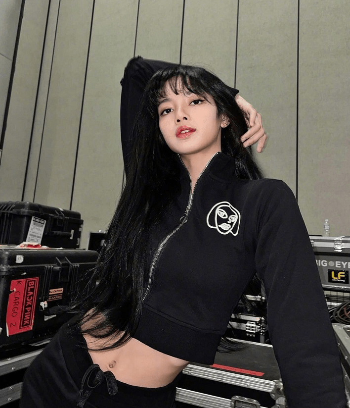 Lisa身材比例太好了！黑色运动套装出镜，这腿长谁不羡慕？_照片_上衣_休闲装