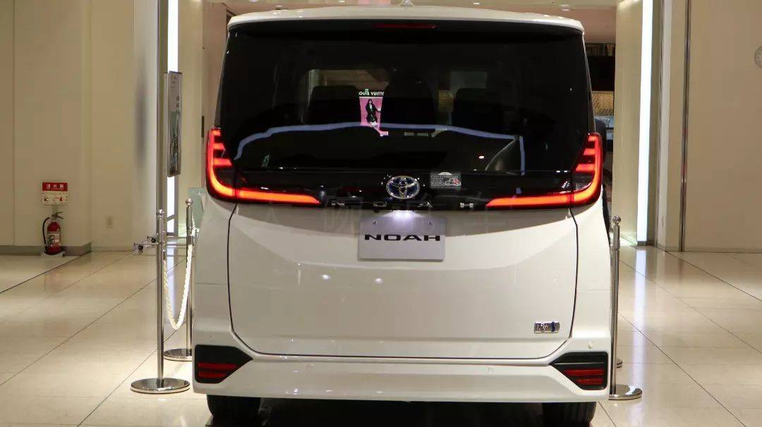 丰田NOAH实车亮相，尺寸超越别克GL6，2.0引擎+侧滑门，帅气_搜狐汽车_搜狐网