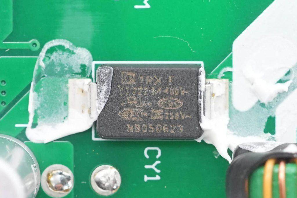 内置英集芯IP2726快充协议芯片，倍仕达33W双口快充充电器拆解_功率_小板_模块