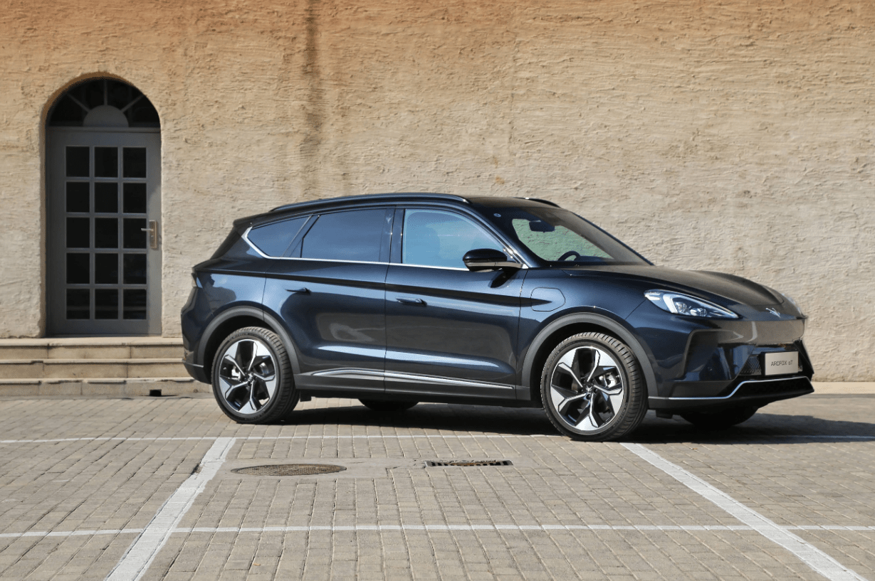 特斯拉Model Y、蔚来ES6和极狐阿尔法T，谁更适合新一代中产阶层？_搜狐汽车_搜狐网